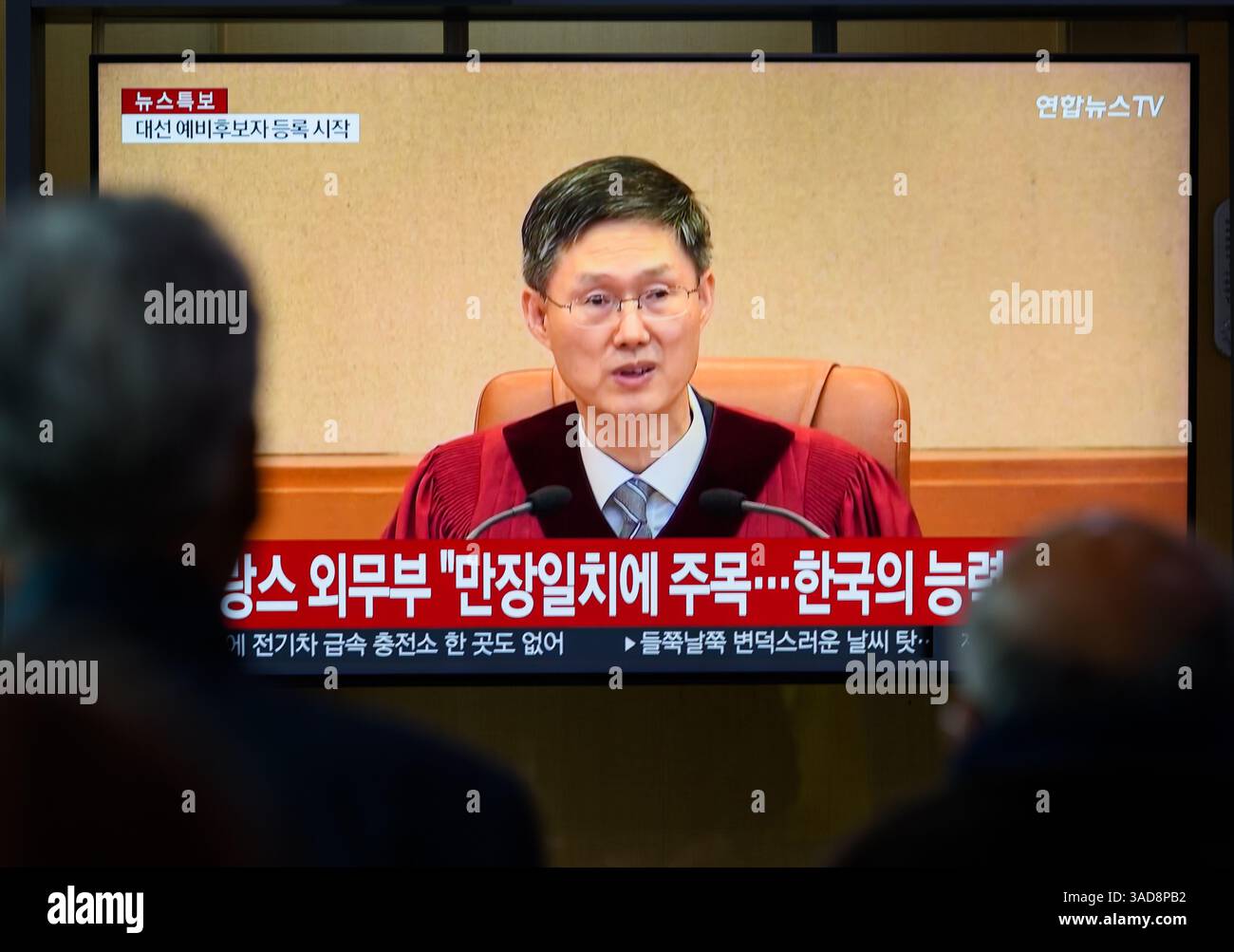 Seoul, South Korea. 05th Apr, 2025. People look at a 24-hour Yonhap ...