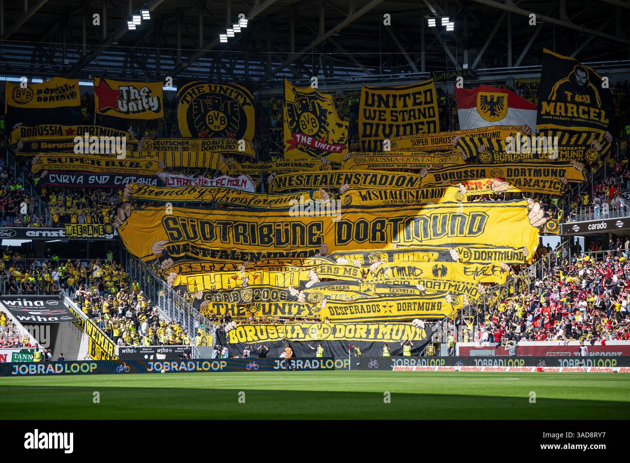 Choreographie mit Bannern/Fahnen der Fans/Ultras des BVB im Gaesteblock ...