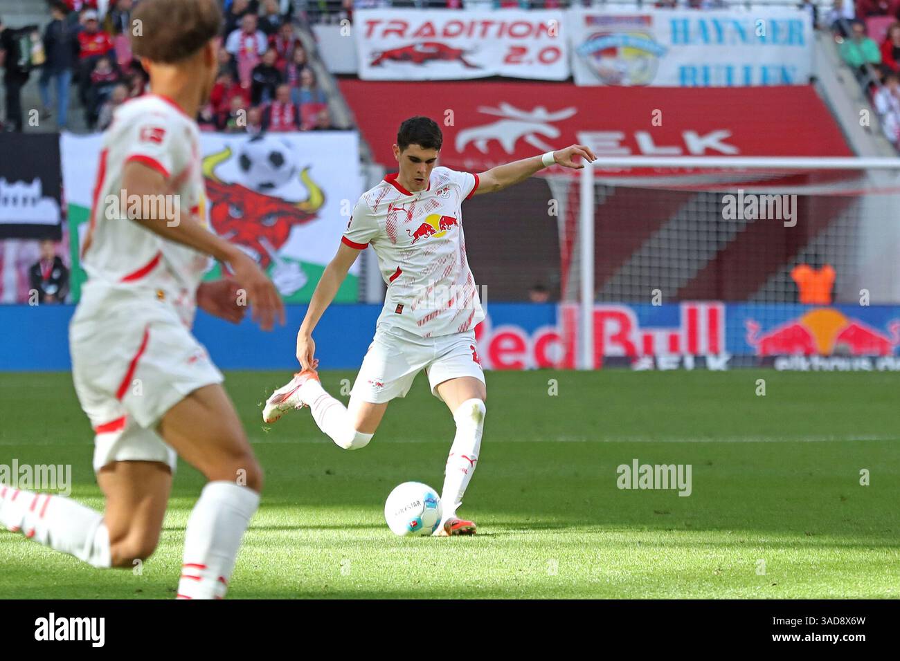 Leipzig, Deutschland. 05th Apr, 2025. Kosta Nedeljkovic (21, RB Leipzig). Fu?ball, 1. Bundesliga ...