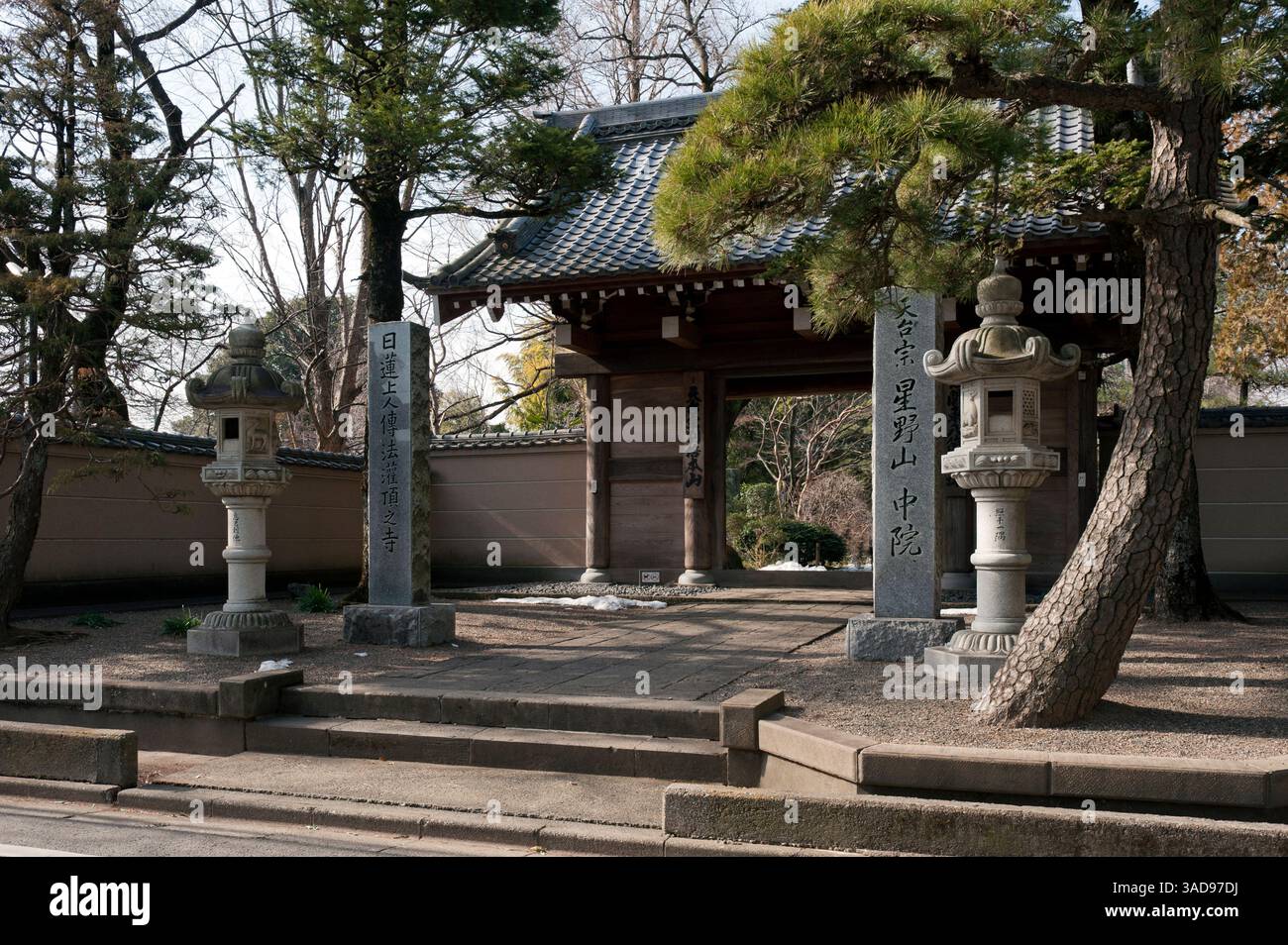 The main gate (Omon) at the Tendai Sect Buddhist temple Nakain (Naka-in ...