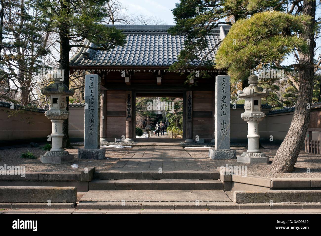 The main gate (Omon) at the Tendai Sect Buddhist temple Nakain (Naka-in ...