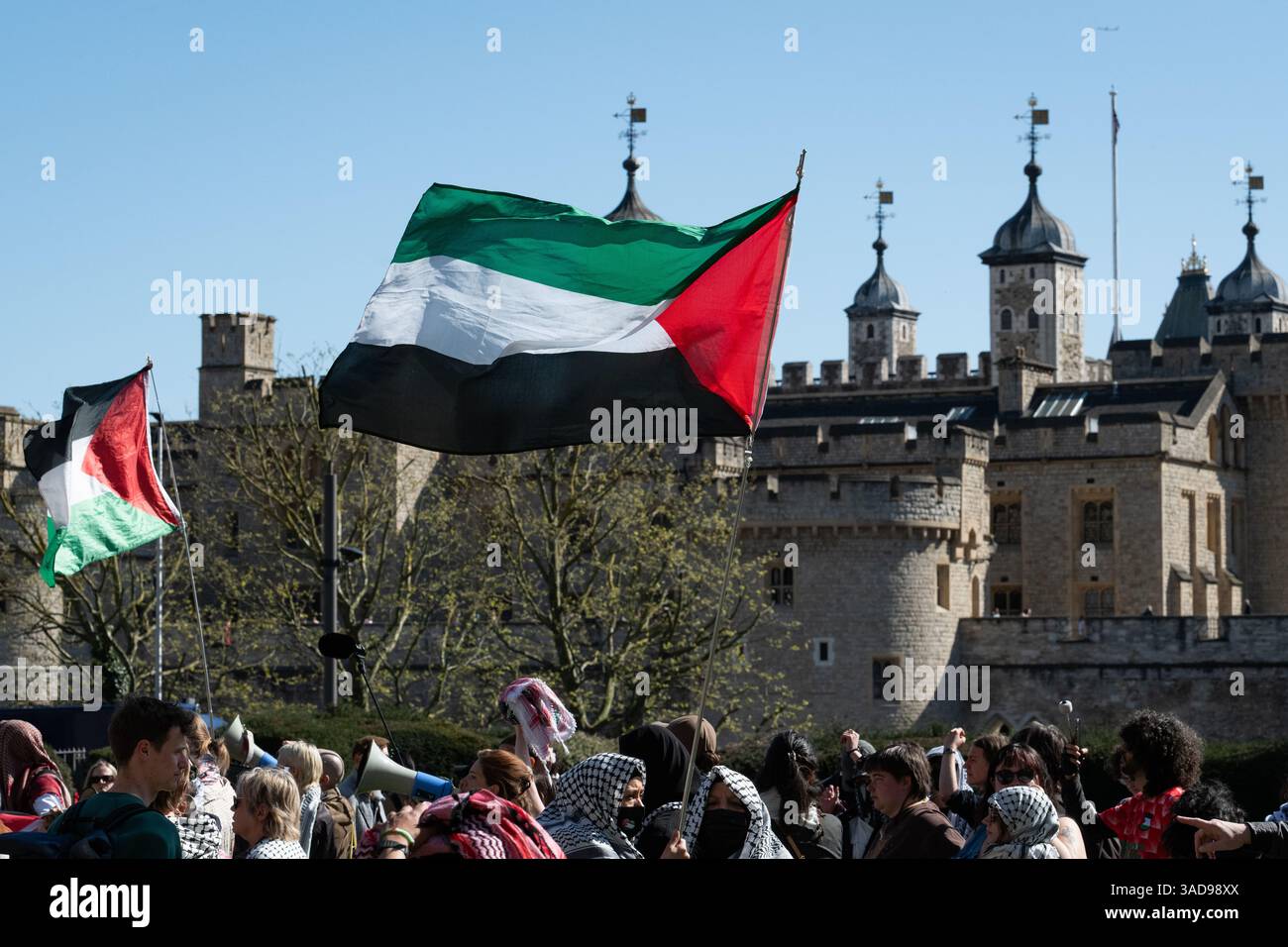 London, UK. 5 April, 2025. Palestinian flags fly with the landmark ...