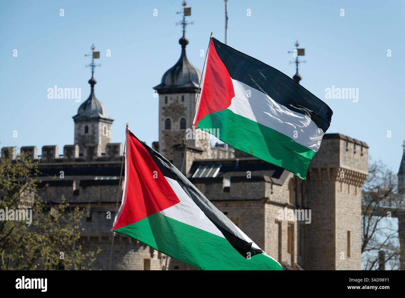 London, UK. 5 April, 2025. Palestinian flags fly with the landmark ...