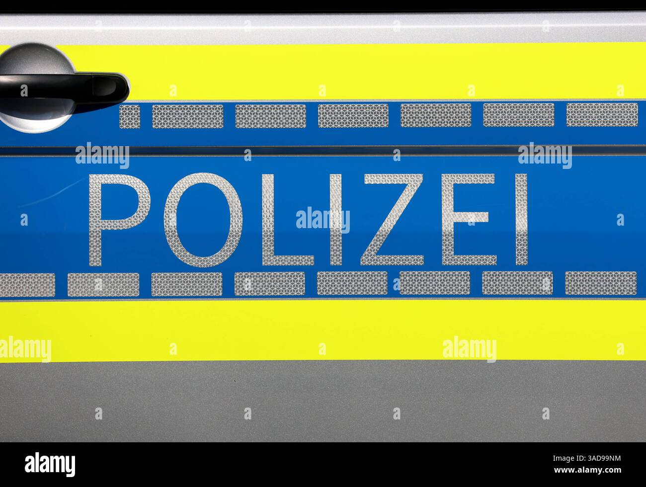 Hier der Blick auf der Schriftzug Polizei auf einem Einsatzfahrzeug ...