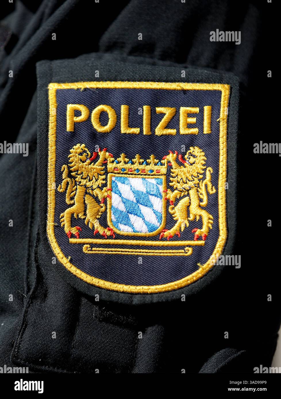 Hier der Blick auf das Logo, Wappen der Polizei in Bayern als Abzeichen ...