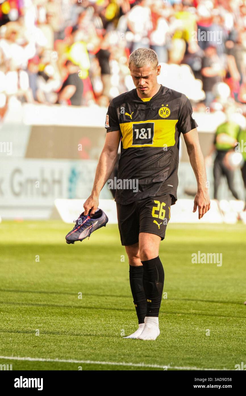 Julian Ryerson (Borussia Dortmund 26) nach dem Spiel in Richtung Fanblock 1. Bundesliga: SC ...