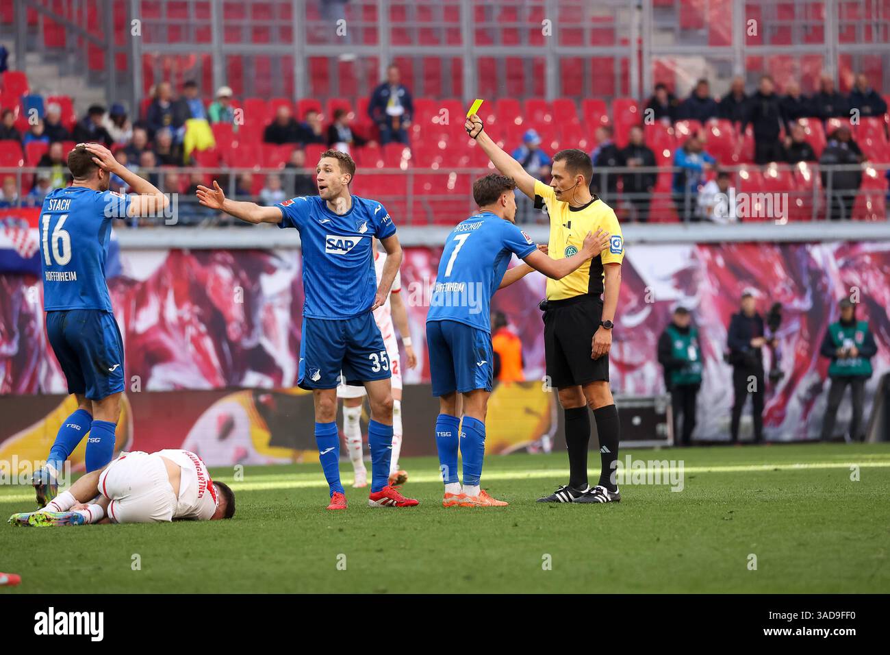 Leipzig, Deutschland. 05th Apr, 2025. Schiedsrichter Robert Hartmann ...