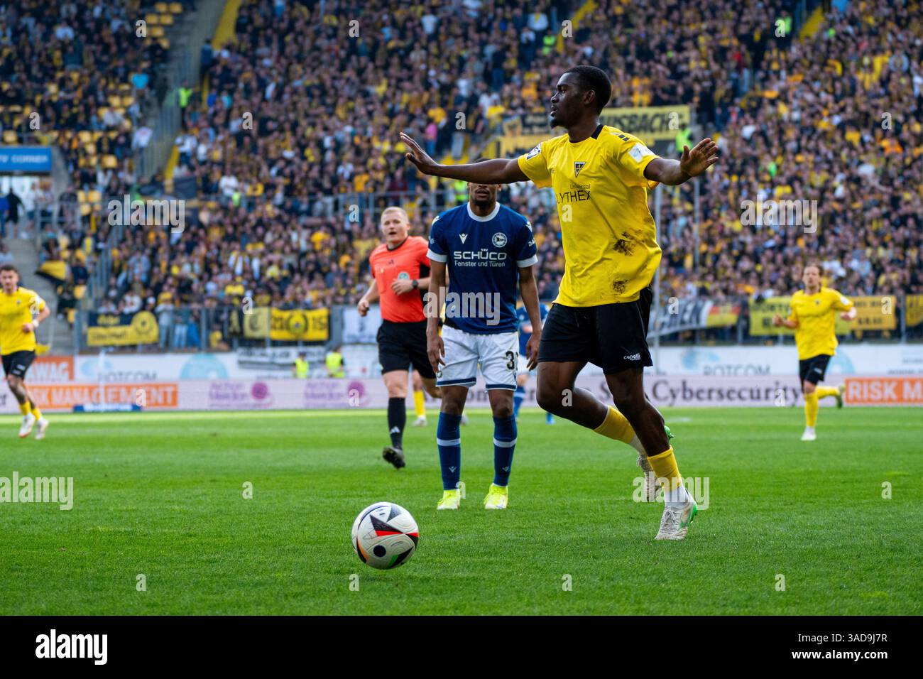 Salomon Patrick Amougou Nkoa (Alemannia Aachen, #34) laesst den Ball ...