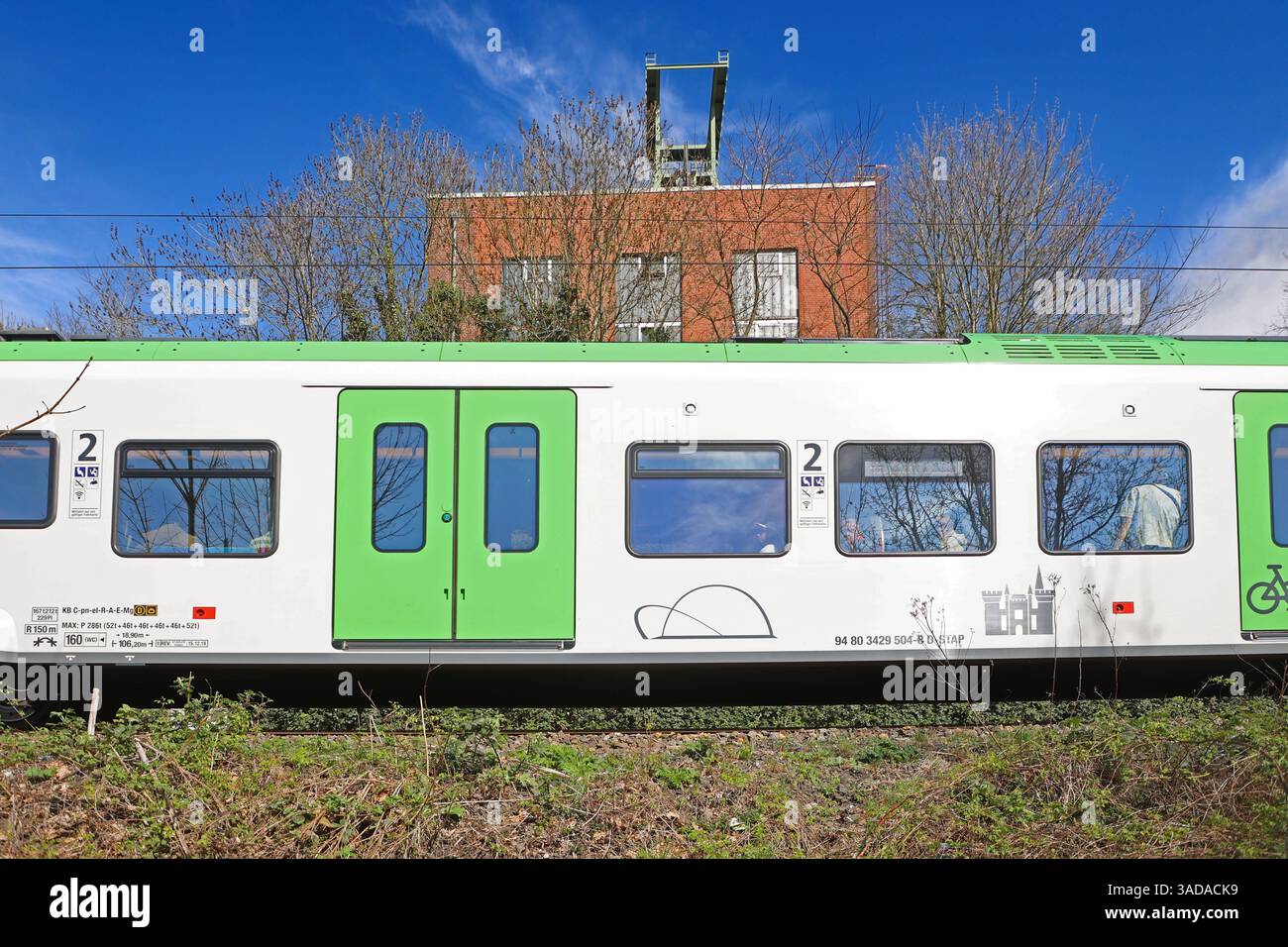 S-Bahn Rhein/Ruhr Eine S-Bahn befährt als S9 mit einem Wendezug der ...