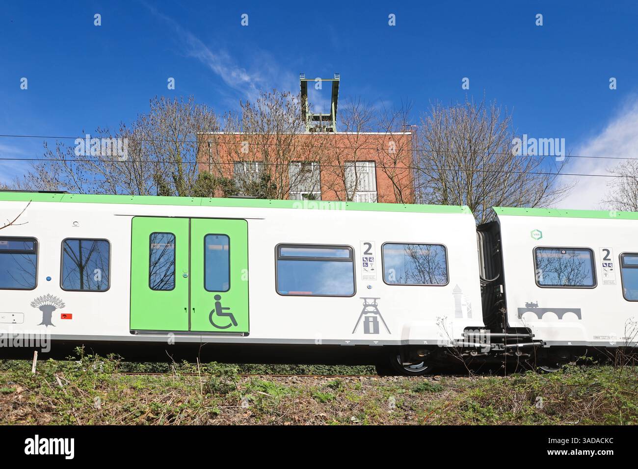 S-Bahn Rhein/Ruhr Eine S-Bahn befährt als S9 mit einem Wendezug der ...