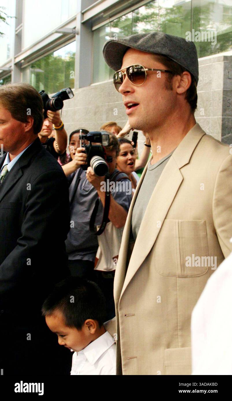 K54636JBB.BRAD PITT AND ANGELINA JOLIE WITH MADDOX LEAVING SCHOOL ON ...