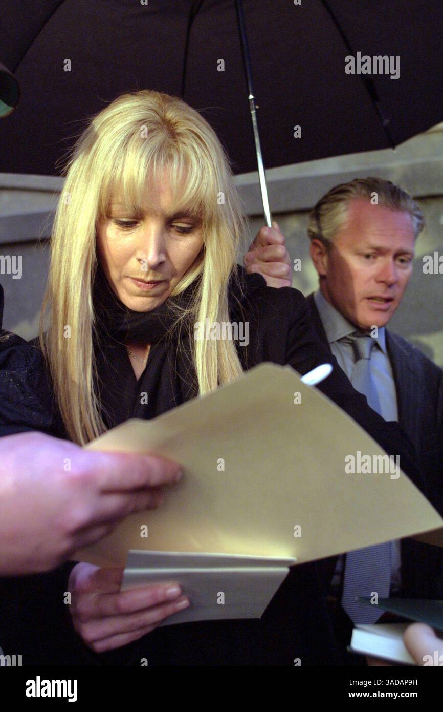 Jan 14, 2002; Seattle, WA, USA; 'Friends' actress LISA KUDROW signs ...