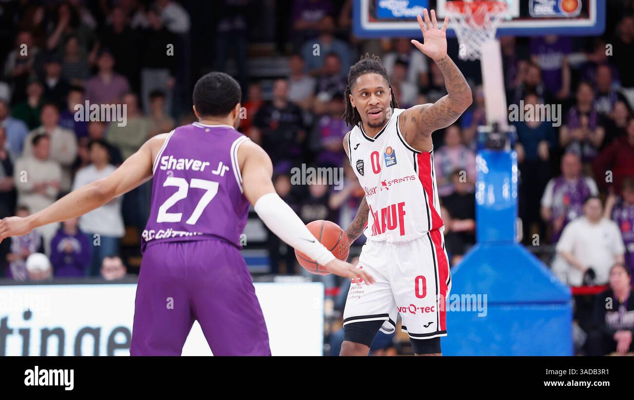 Im Bild: v.li. Marcus Shaver Jr. (BG Goettingen, 27) gegen Mike Lewis ...