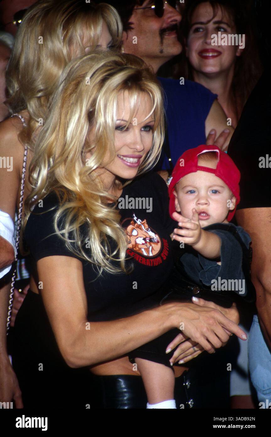 Pamela anderson 1997 hi-res stock photography and images - Alamy