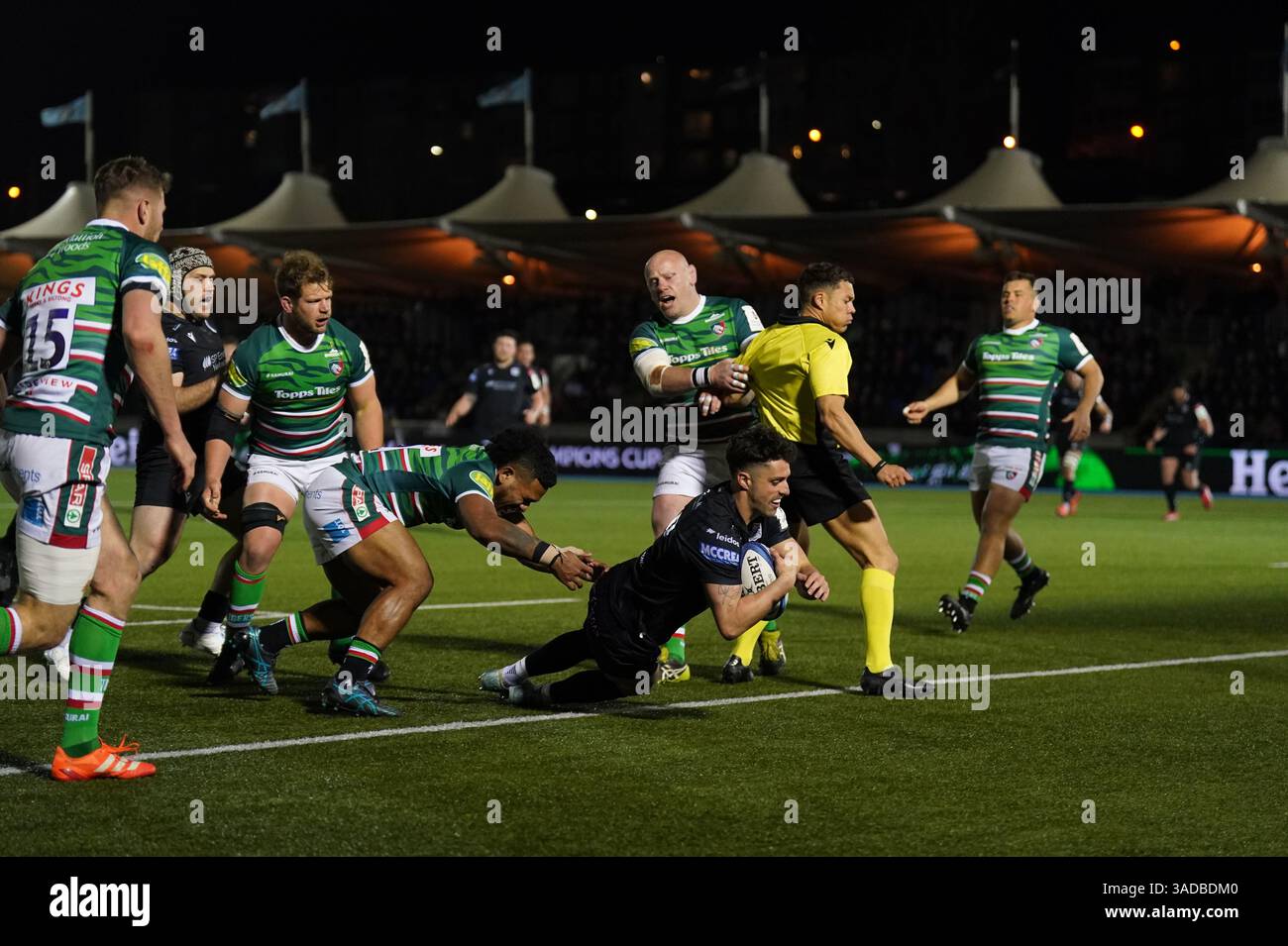 Glasgow Warriors Adam Hastings score try during the Investec Champions ...