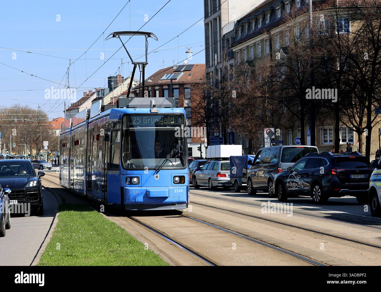 Hier der Blick auf eine Strassenbahn der Linie 25 nach Grünwald, hier ...