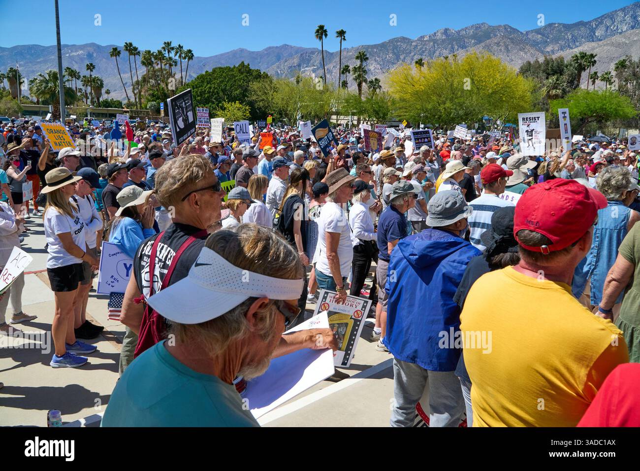 Palm Springs, California, USA. 5th Apr, 2025. Several thousand ...