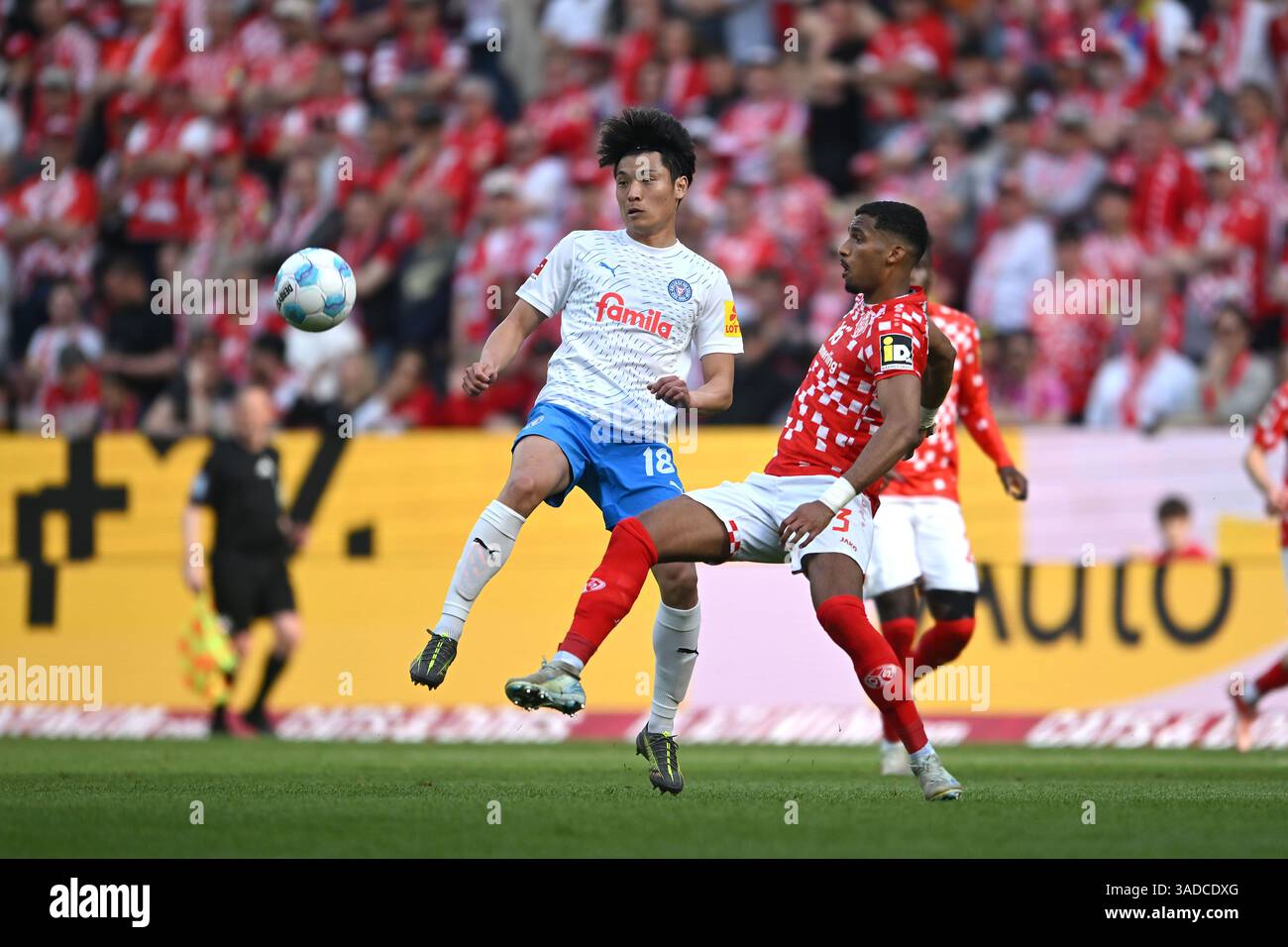 Mainz, Germany. 05th Apr, 2025. Fussball 1. Bundesliga 28. Spieltag 1 ...