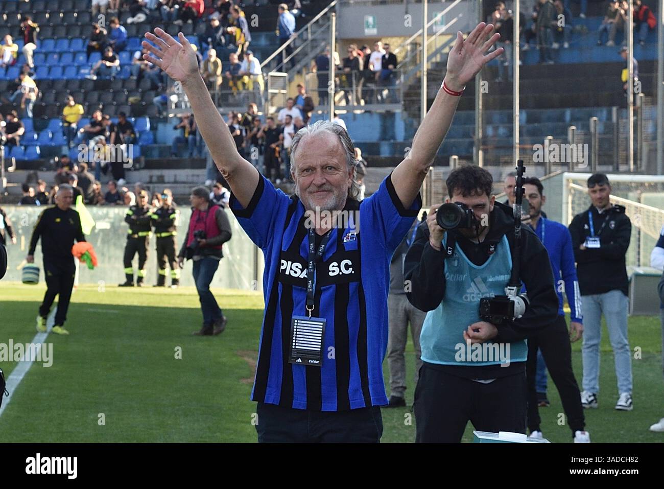 Pisa, Italy. 05th Apr, 2025. Former player of Pisa Klaus Berggreen greets fans before the ...