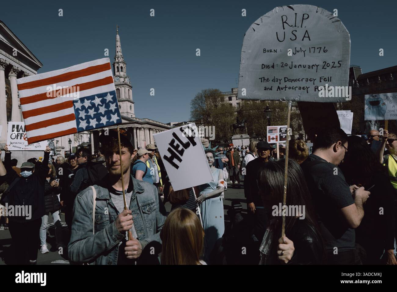 London, UK. 5th Apr 2025. Hundreds of American expatriates and local ...