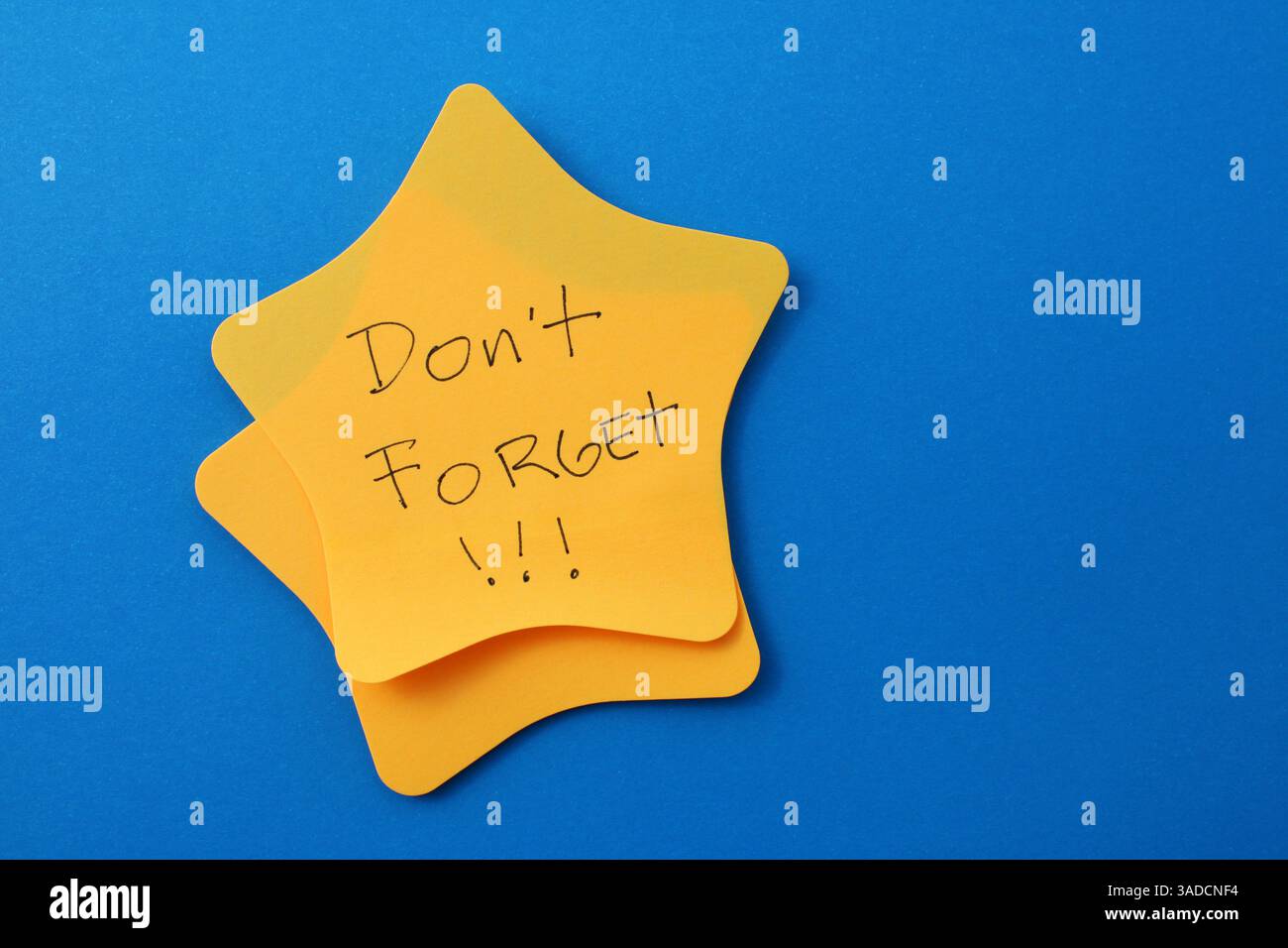 Sticky note with a don't forget phrase Stock Photo - Alamy