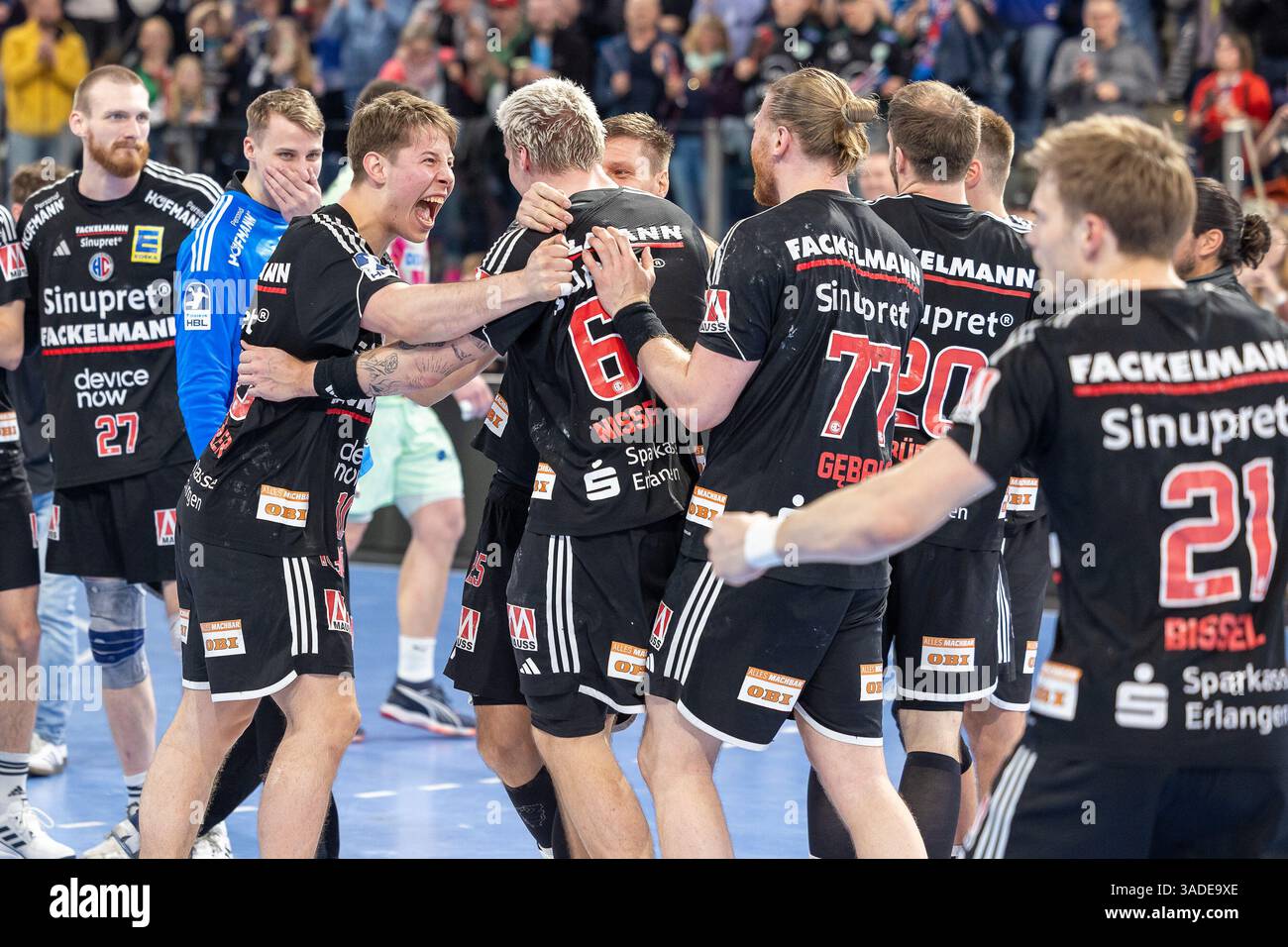 Jubel bei der Erlangener Mannschaft zum Punktgewinn. HC Erlangen vs ...