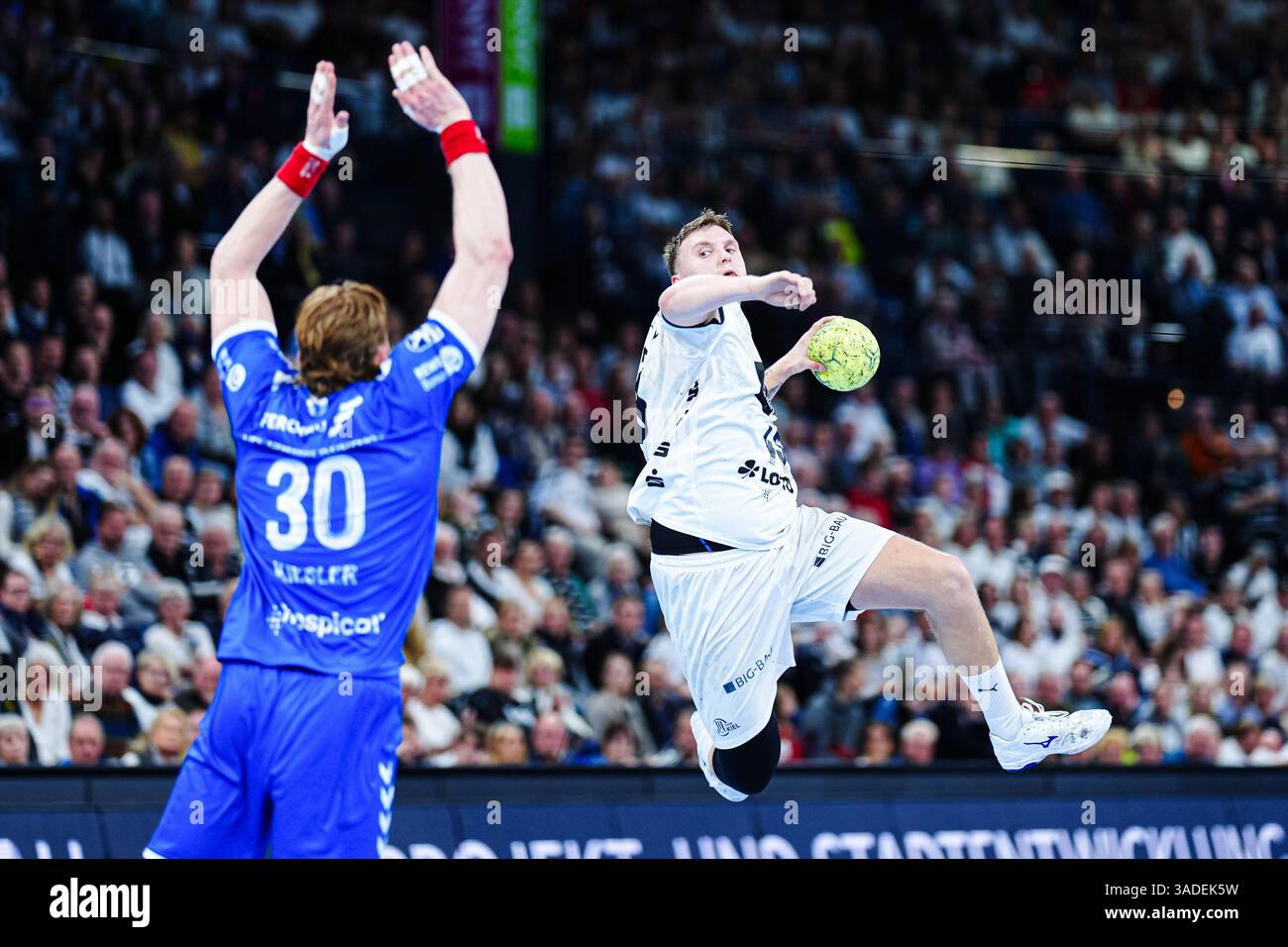 Kiel, Deutschland. 05th Apr, 2025. Wurf/Tor Emil Wernsdorf Madsen (THW ...