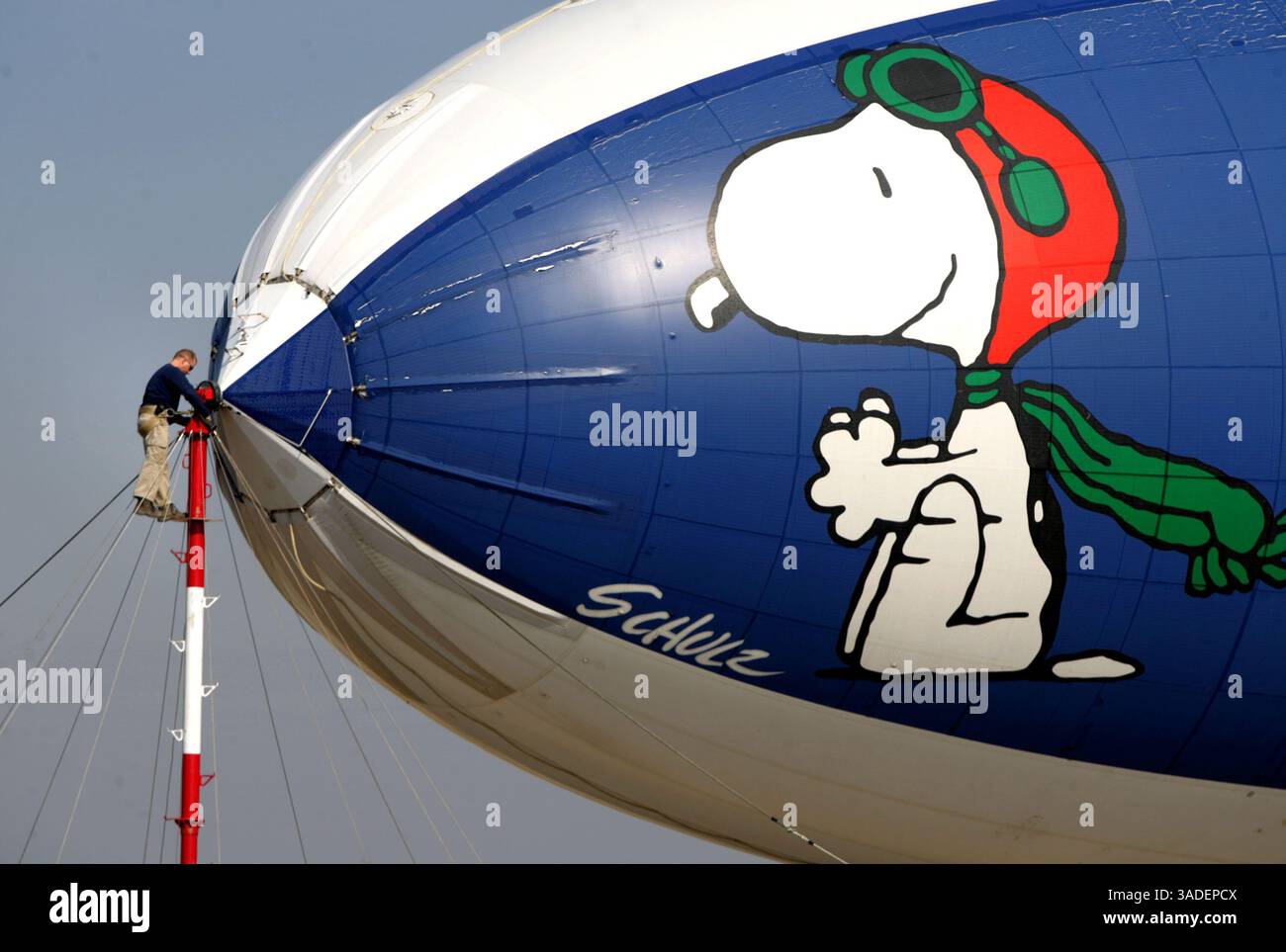 Snoopy flying as hi-res stock photography and images - Alamy