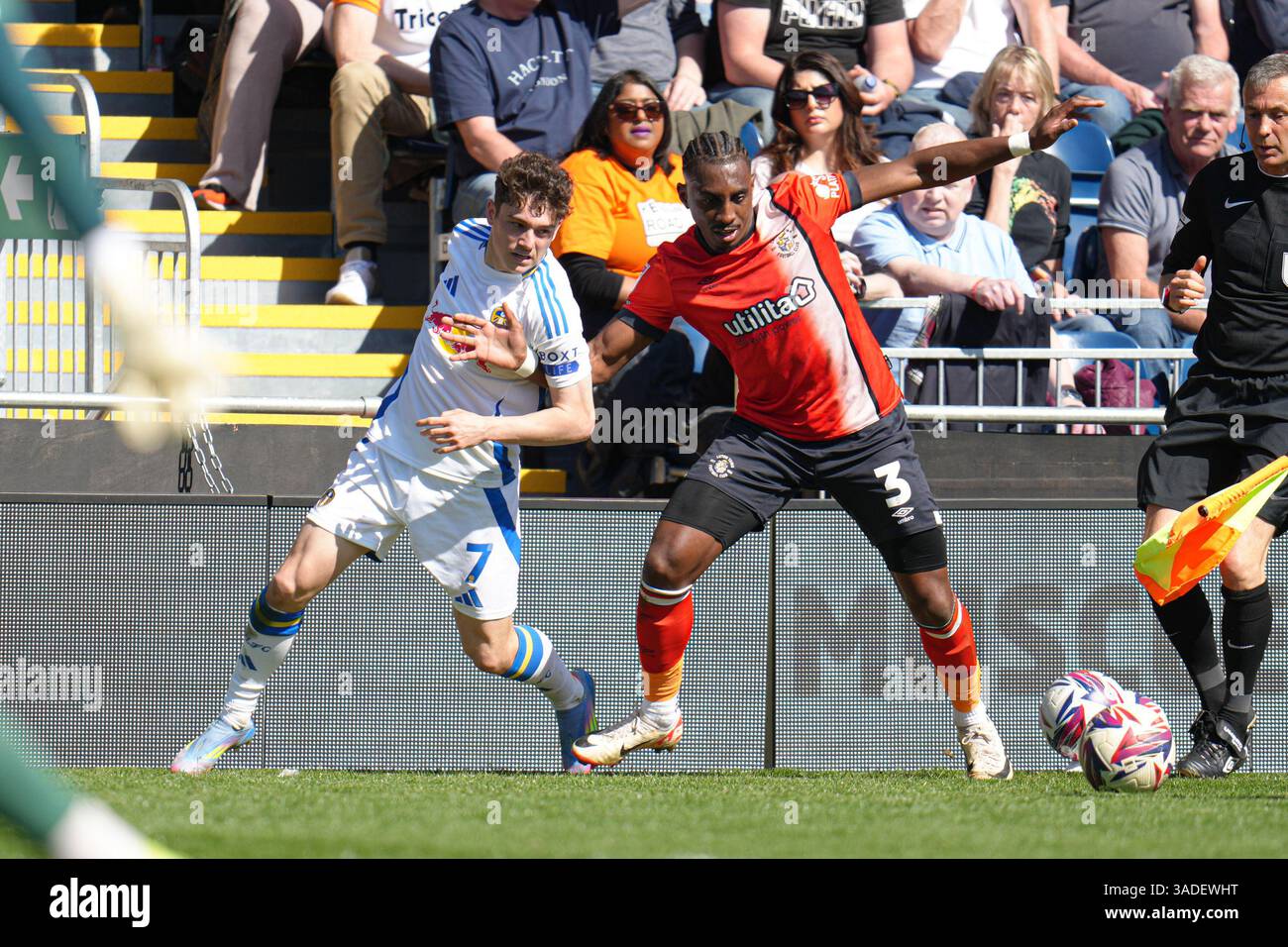 Amari'i Bell of Luton Town wins ball off Daniel James of Leeds United ...