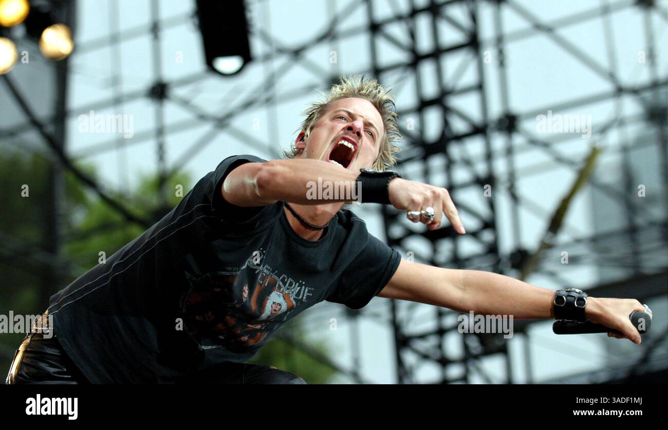 Lead singer fuel brett scallions hi-res stock photography and images ...