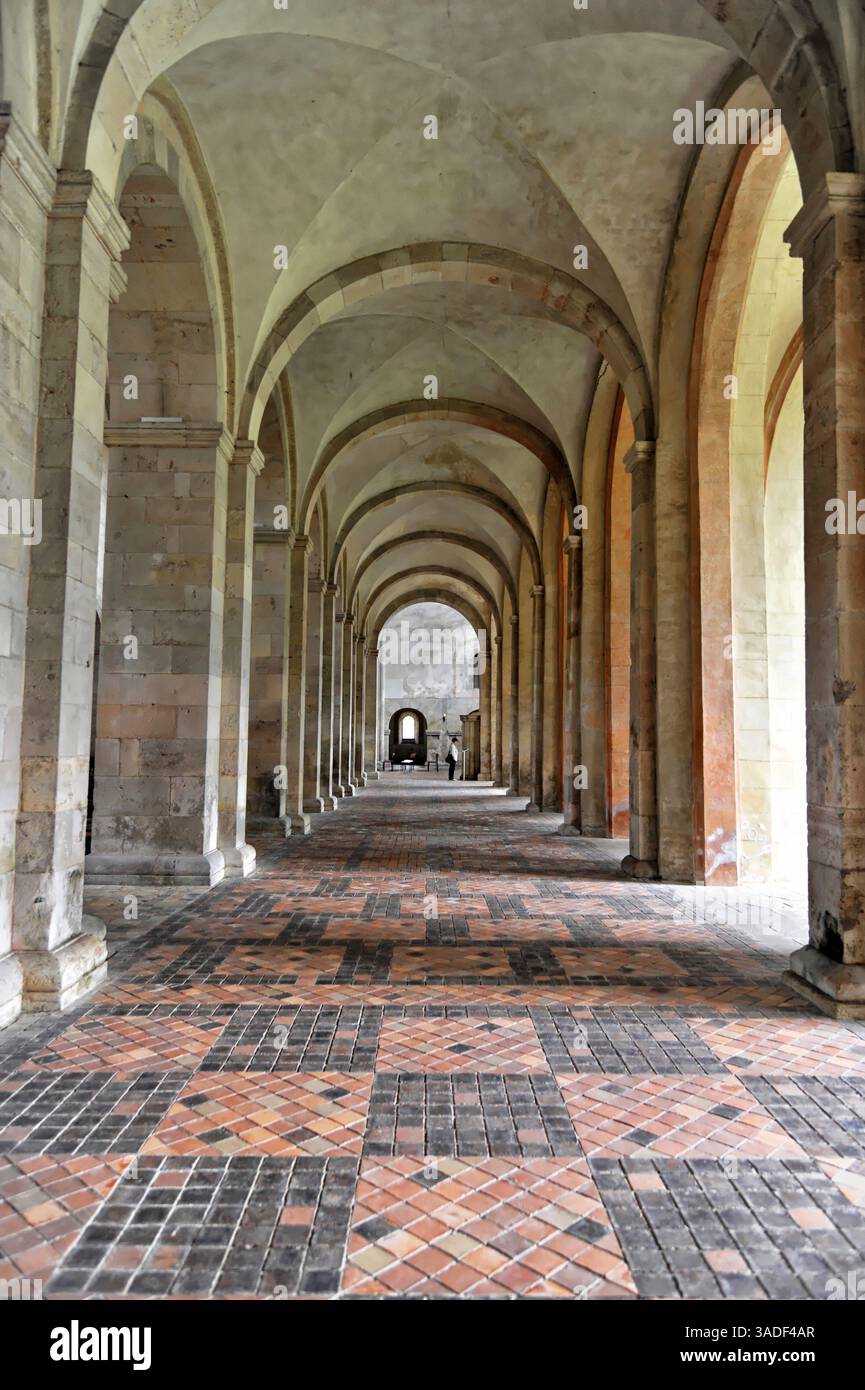 Continuous arches hi-res stock photography and images - Alamy