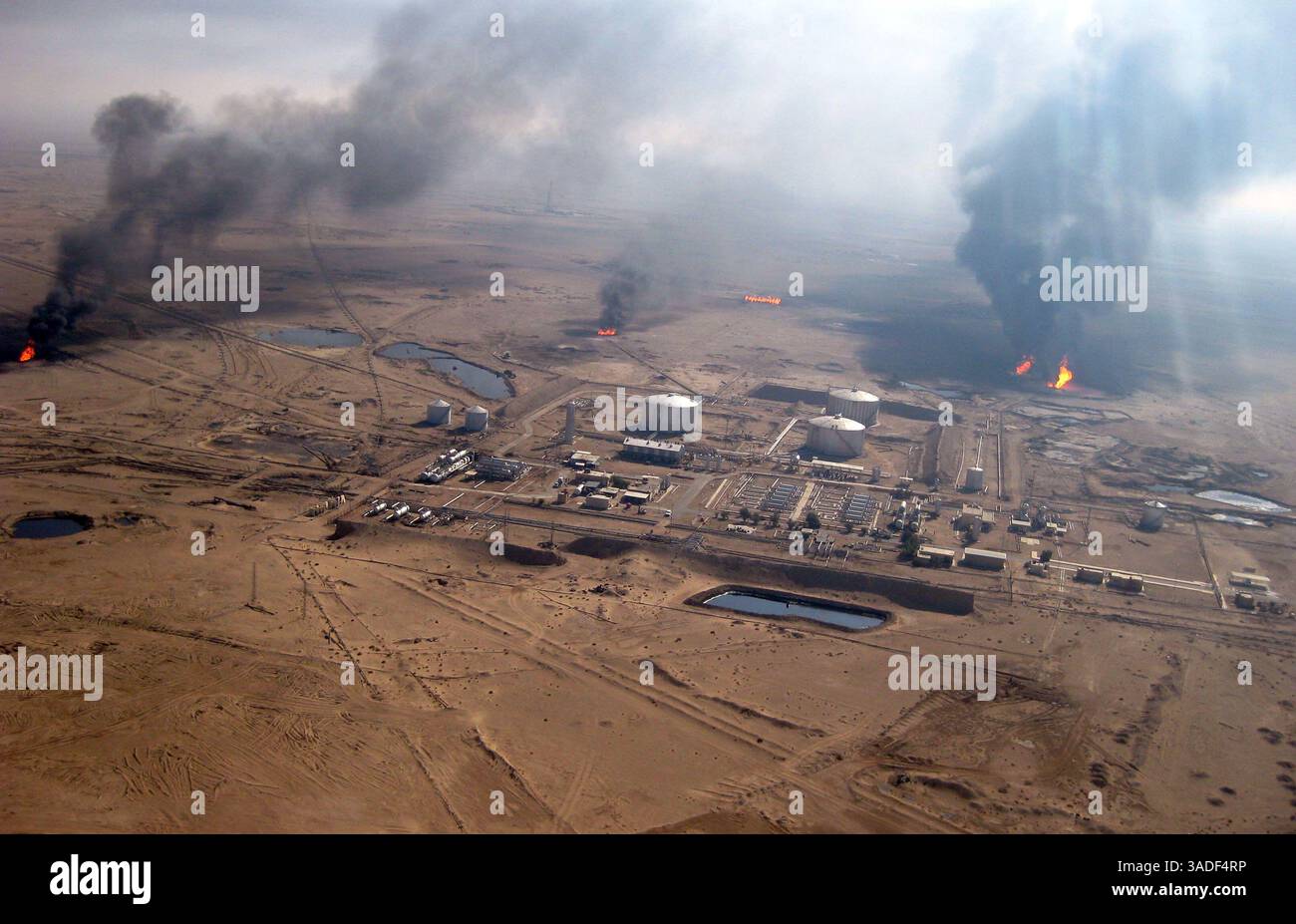 Rumaila oil field hi-res stock photography and images - Alamy