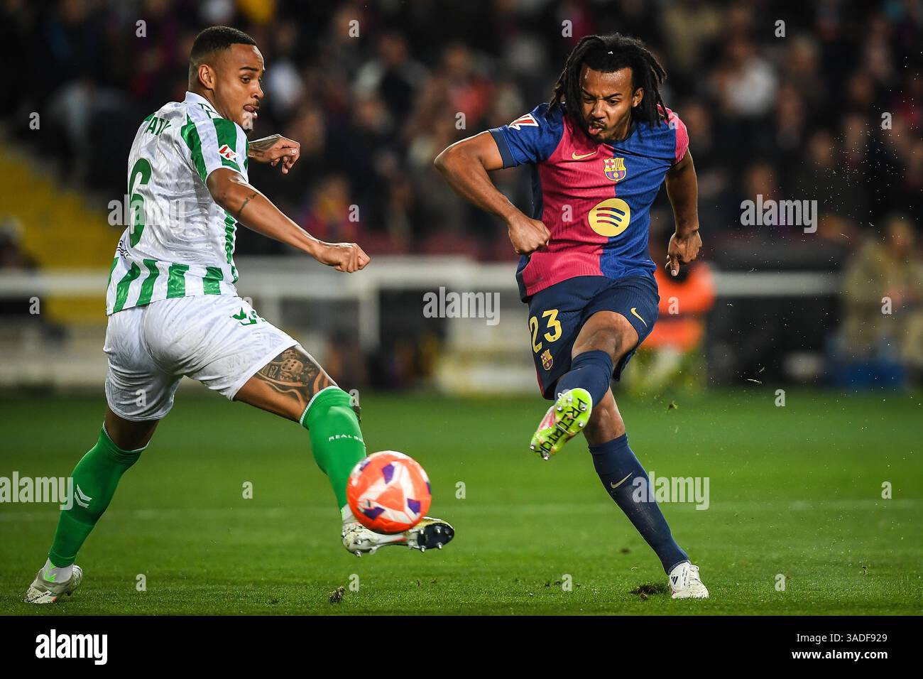 Barcelona, Espagne. 05th Apr, 2025. Jules KOUNDE of Barcelona and Natan ...