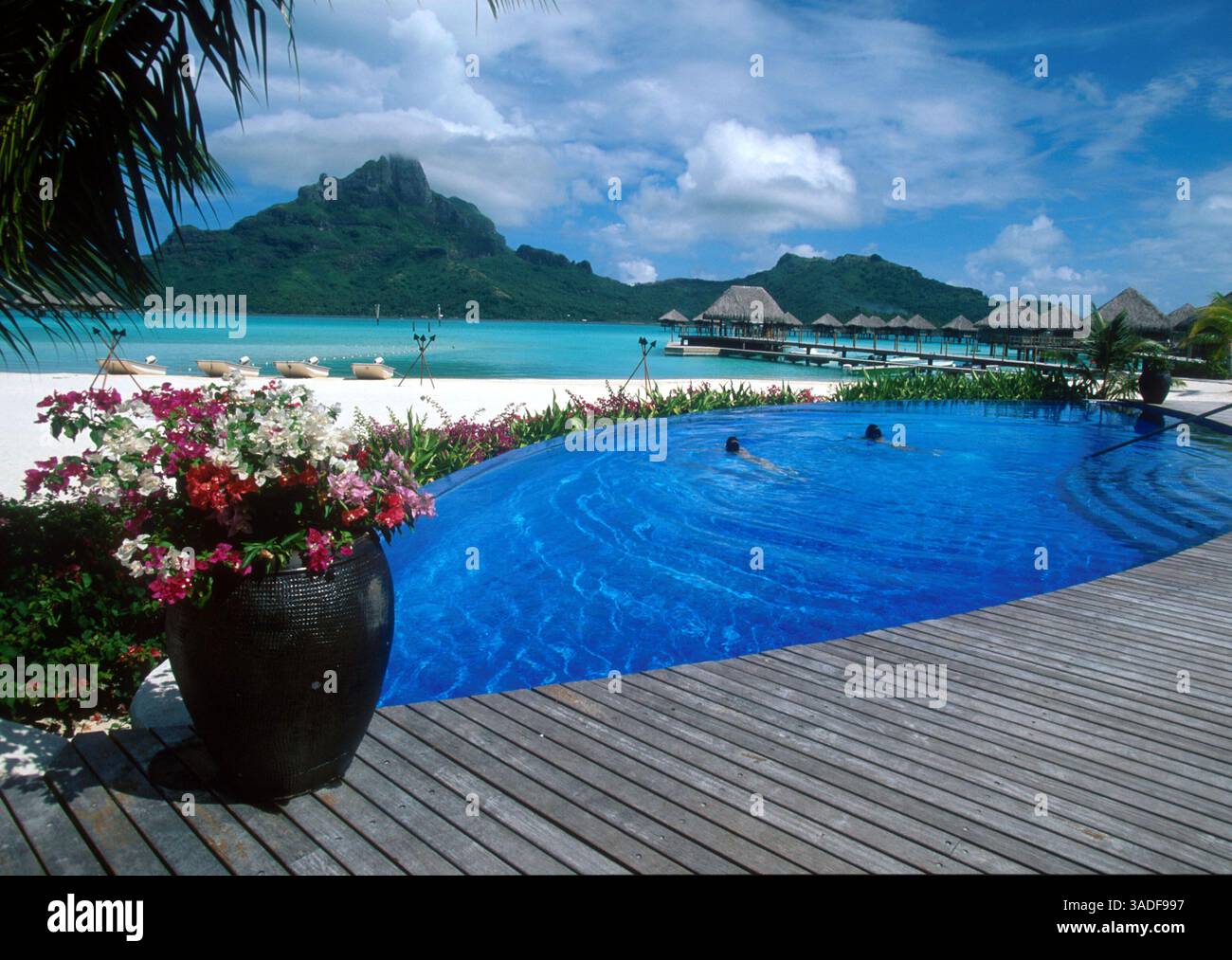 Jul 09, 1999; Bora Bora, FRENCH POLYNESIA; Swimming pool of Le Meridien ...