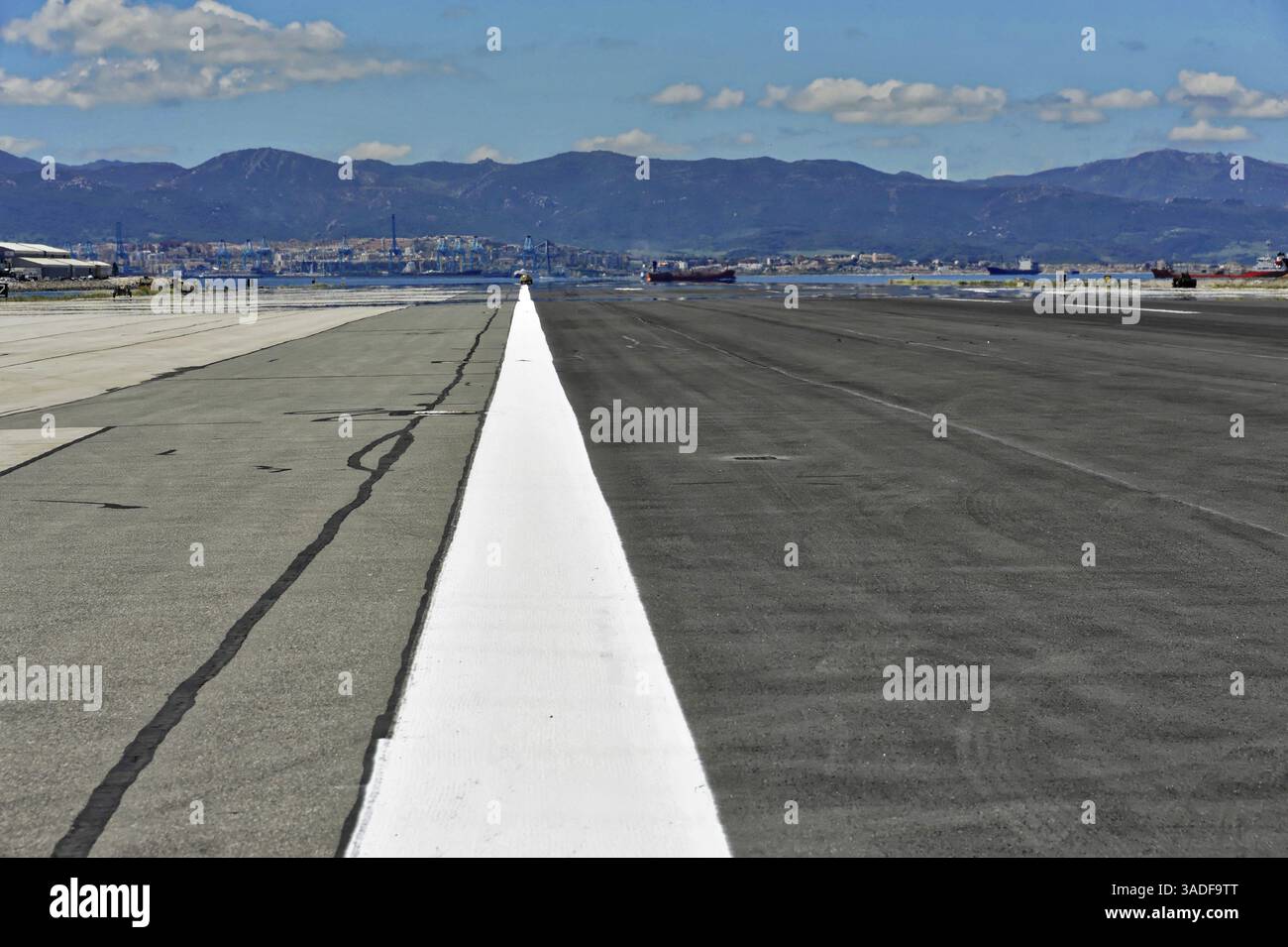 Empty runway wide horizon hi-res stock photography and images - Alamy