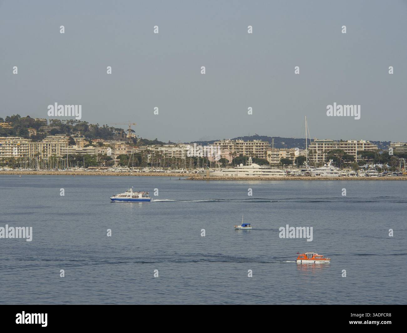 Urban shoreline several boats hi-res stock photography and images - Alamy