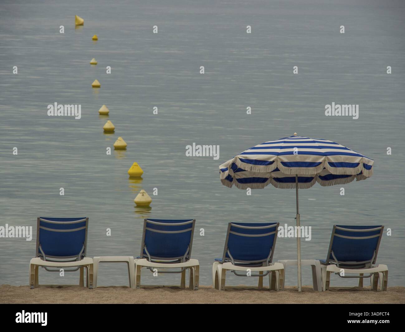 Four empty chairs shade hi-res stock photography and images - Alamy