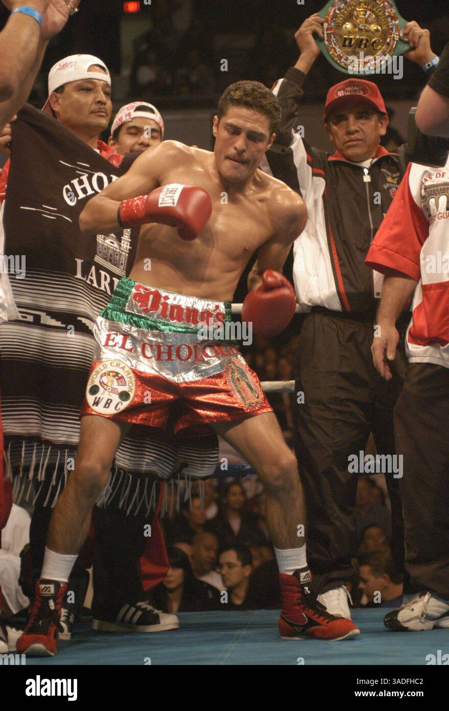 Nov 22, 2003; Los Angeles, CA, USA; Boxer Javier Jauregui (red, green ...