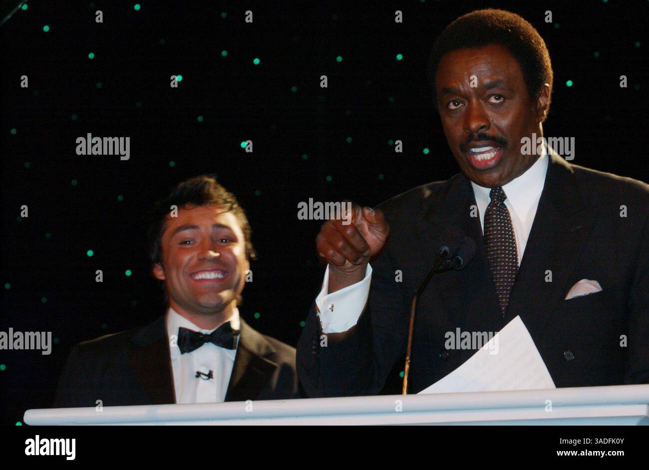 Nov 15, 2004; Beverly Hills, CA, USA; World Champ boxer OSCAR DE LA ...