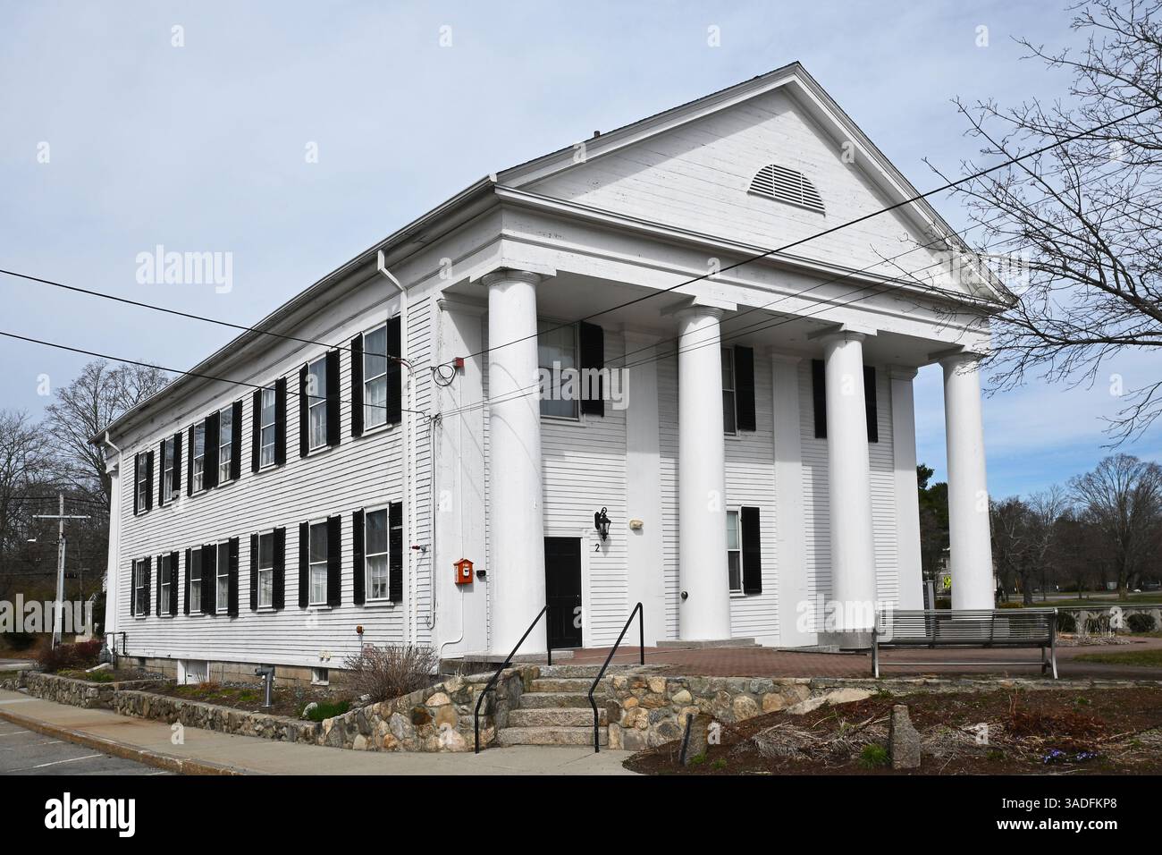 FRAMINGHAM, MASSACHUSETTS - 28 MAR 2025: Village Hall on the Common ...