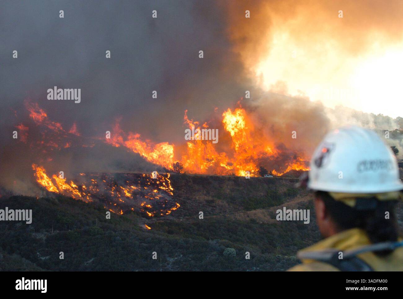 Firefighters set backfires battling wildfire hi-res stock photography ...