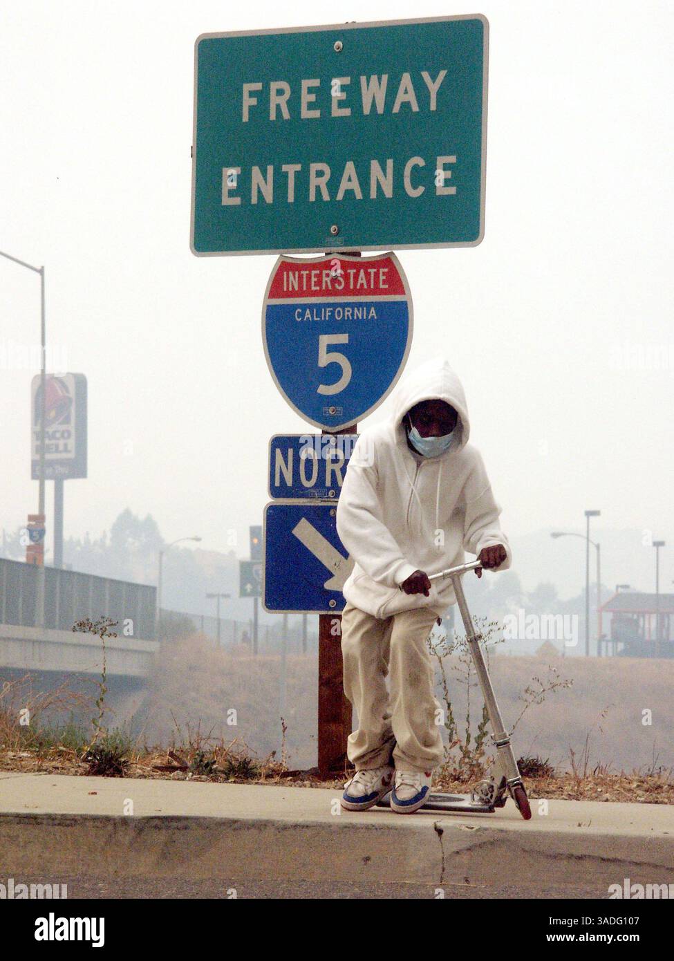 Oct 28, 2003; Encino, California, USA; CALIFORNIA WILDFIRES. The ...