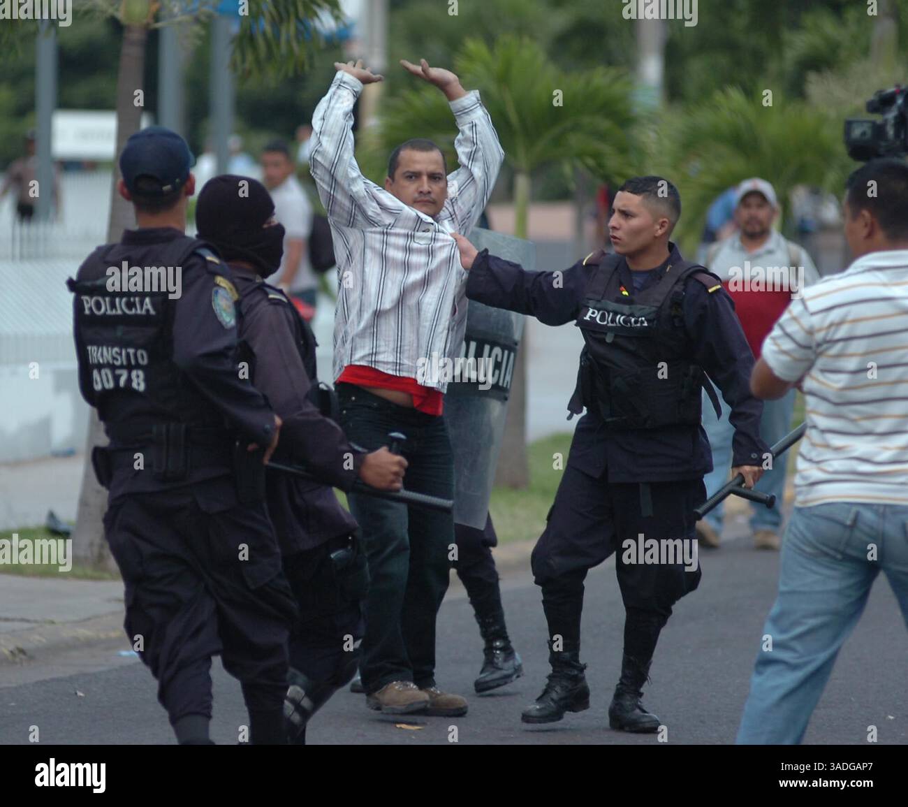 Manifestación de la resistencia popular en protesta exiguiendo la ...