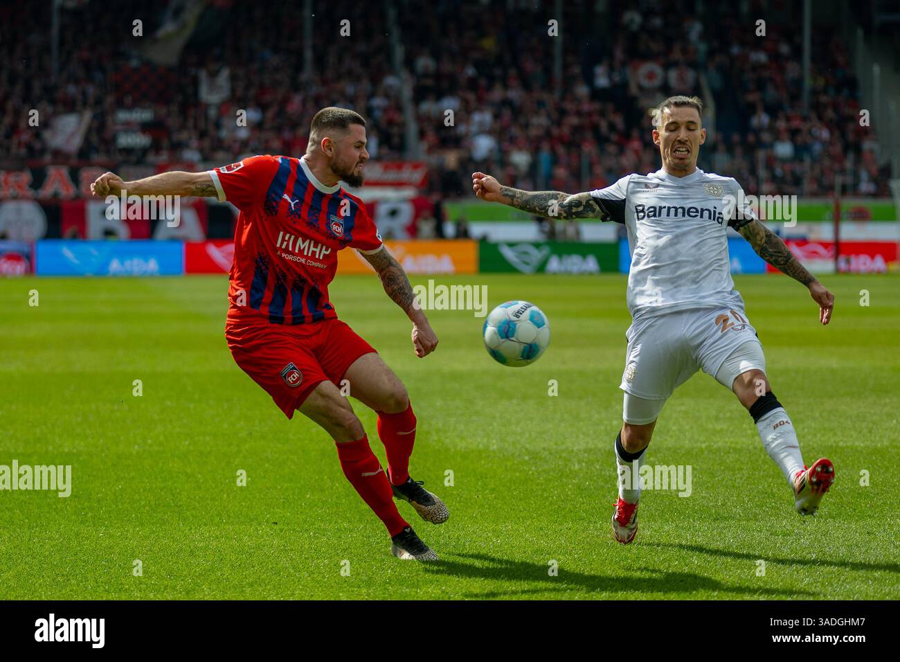 Marnon Busch (FC Heidenheim, #02), Alejandro Grimaldo (Bayer 04 ...
