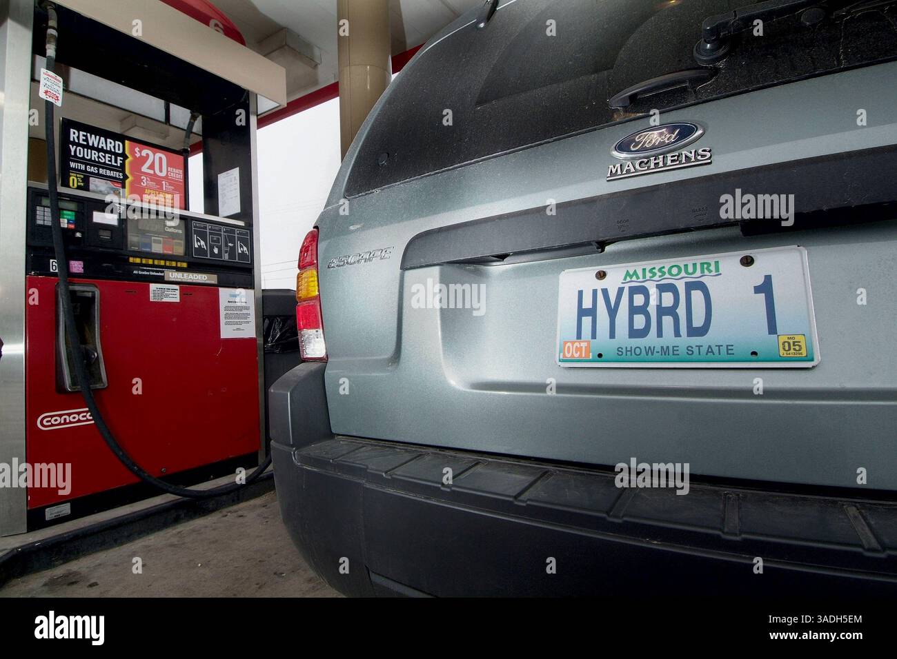 Conoco gas station ford escape hi-res stock photography and images - Alamy