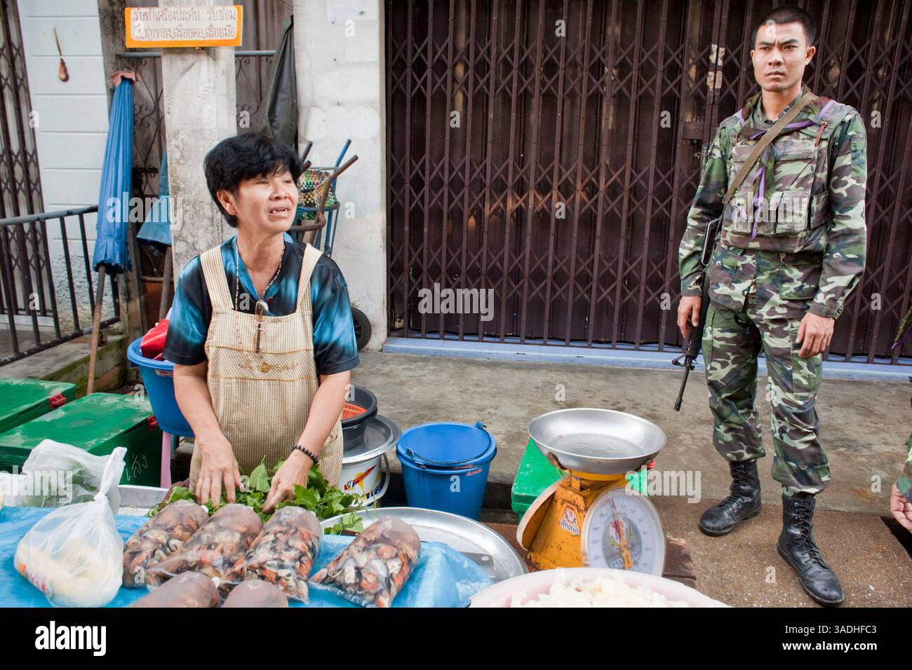 Sep 25, 2009 - Pattani, Thailand - A Thai soldier on duty in the morning market in Pattani ...