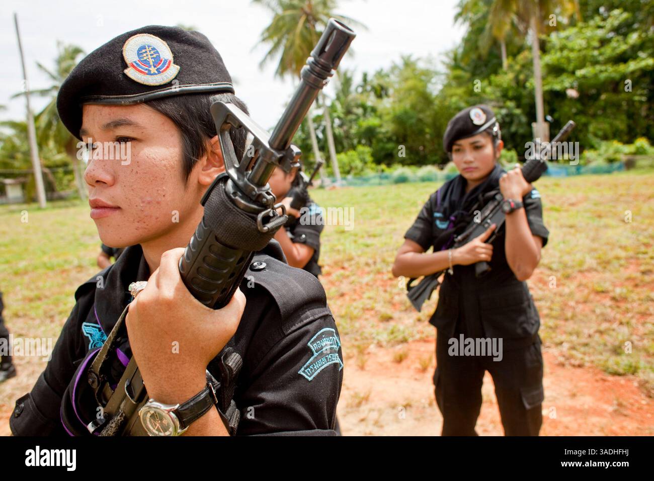 Sep 29, 2009 - Baan Trokbon, Pattani, Thailand - Thai women Army ...