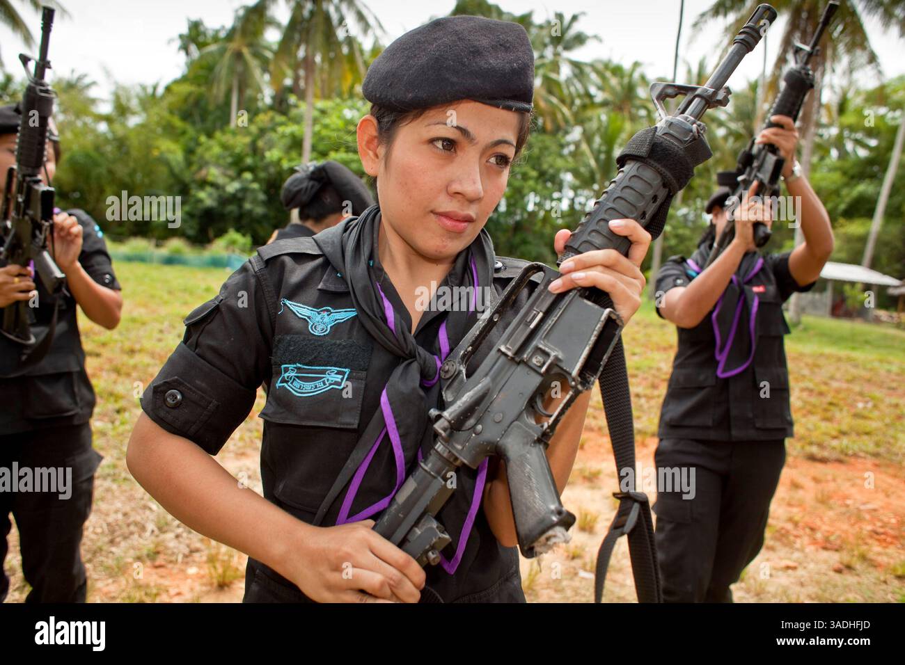 Sep 29, 2009 - Baan Trokbon, Pattani, Thailand - Thai women Army ...