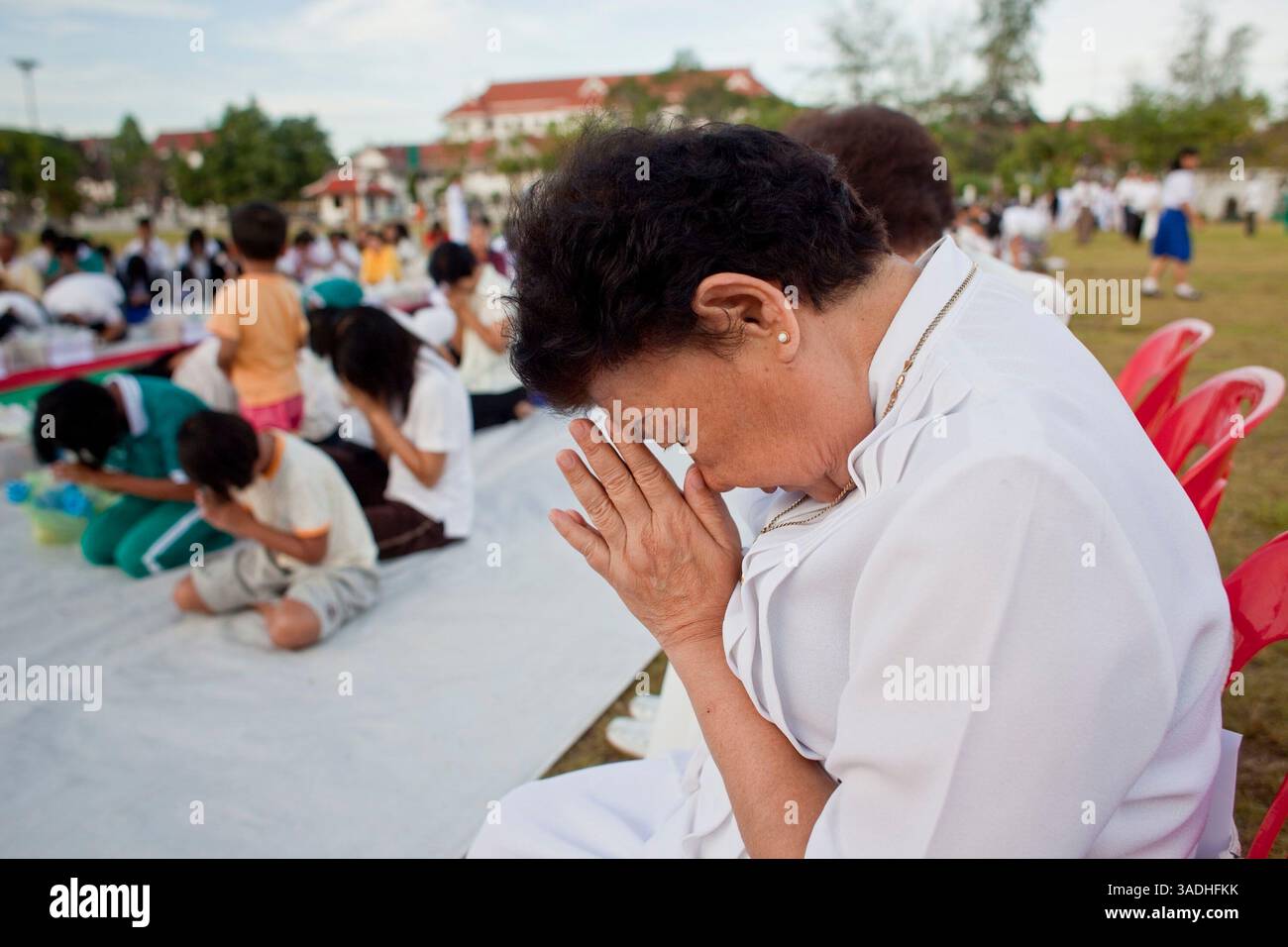 Sep 26, 2009 - Pattani, Thailand - Buddhist women in Pattani, Thailand ...