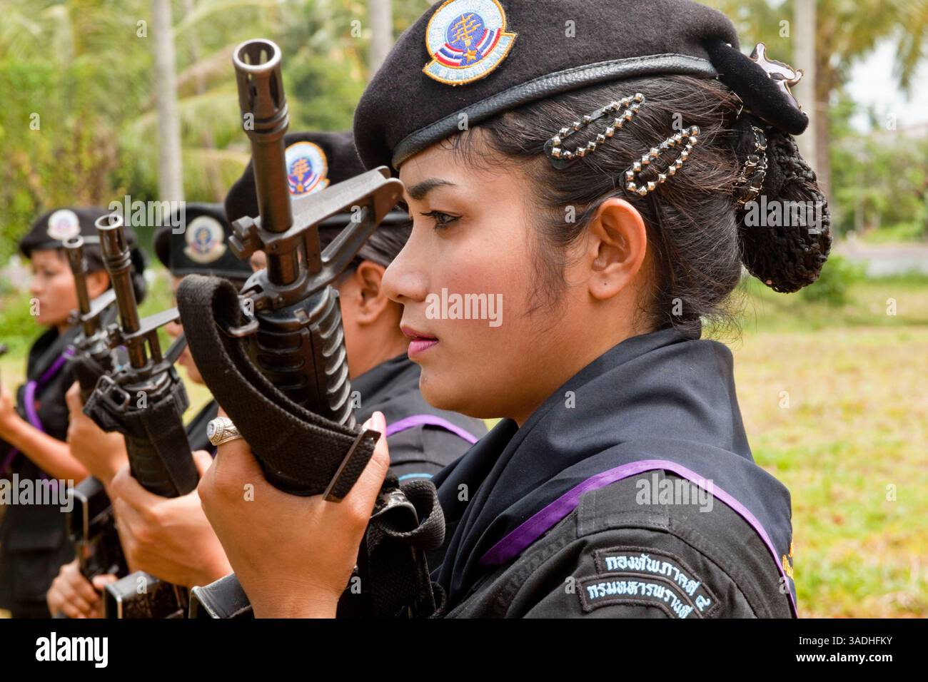 Sep 29, 2009 - Baan Trokbon, Pattani, Thailand - Thai women Army ...